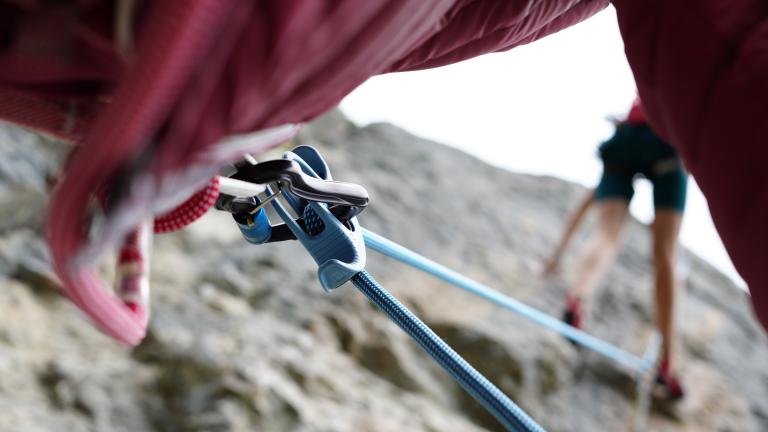 Bow: The belay device that will win you over | OCÚN
